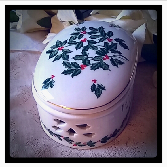 Vintage | Holiday | Vintage Porcelain Holly Berry Trinket Box | Poshmark